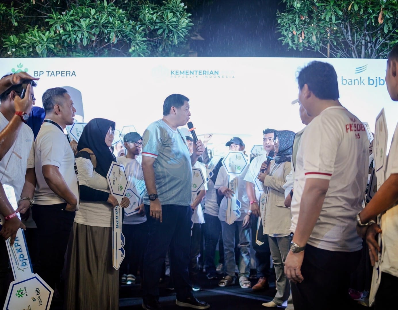 bank bjb menyerahkan kunci secara simbolis kepada 100 debitur FLPP ...